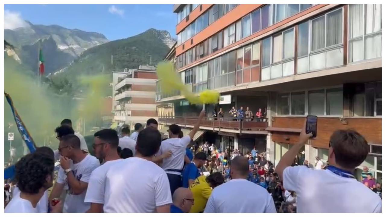 Carrarese in festa per la Serie B: le immagini dal bus scoperto